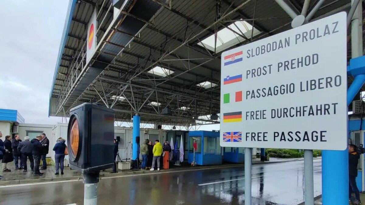 Da oggi la Croazia è nell'Euro e nell'area Schengen. Aboliti i confini ... Da oggi la Croazia è nell'Euro e nell'area Schengen. Aboliti i confini ...