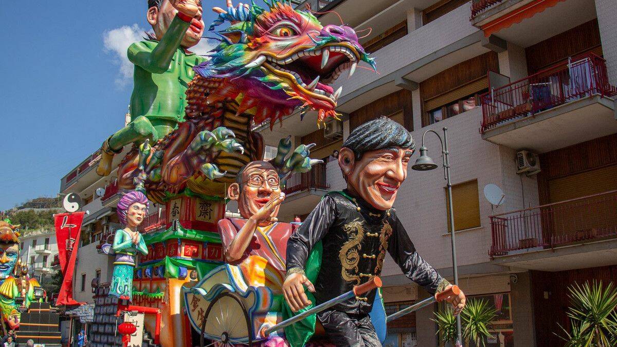 Oggi 16 febbraio giovedì grasso, inizia ufficialmente il Carnevale. Sfilate di carri allegorici ...