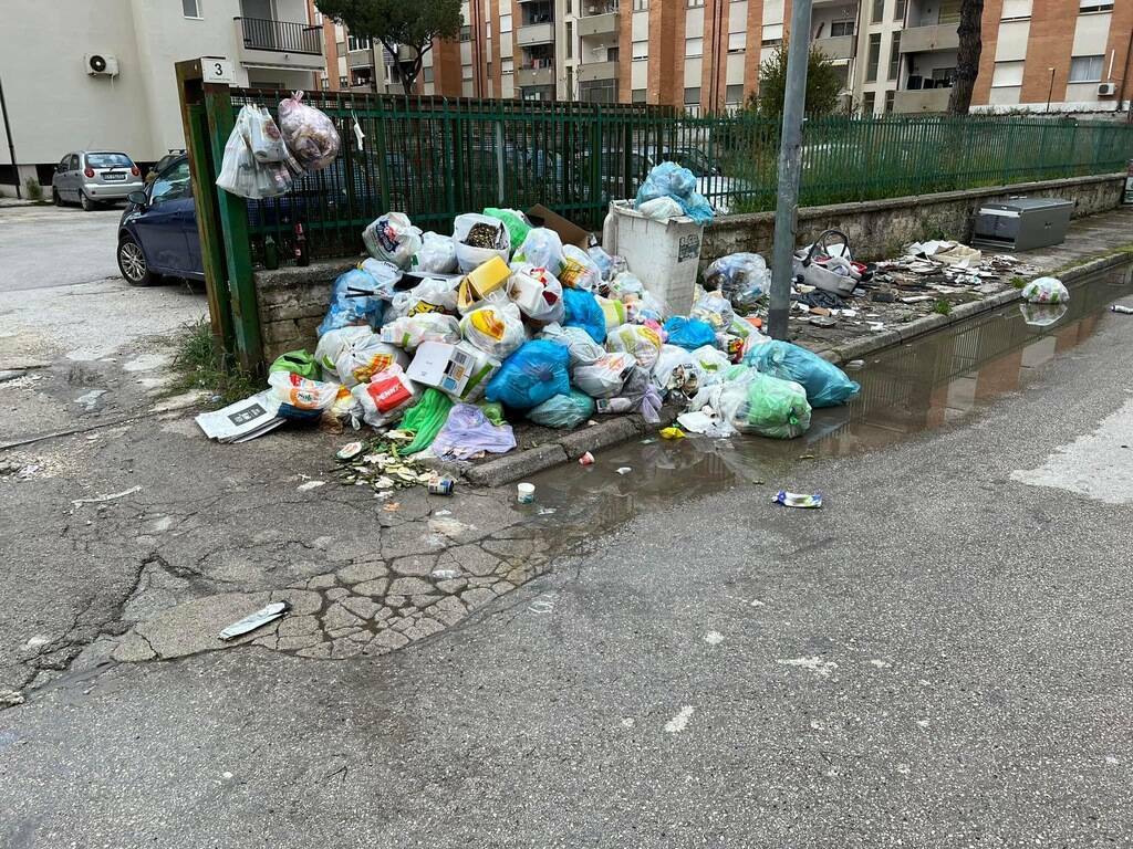 Santa Maria Capua Vetere invasa dai rifiuti, Aveta chiede le dimissioni ...