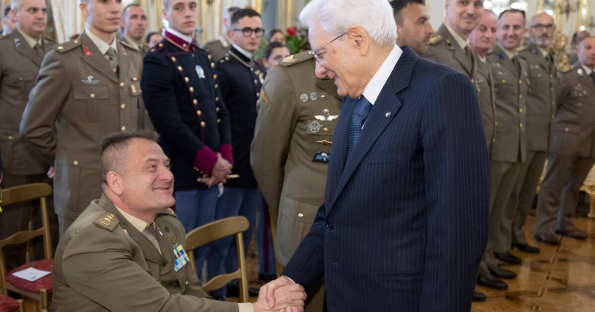 Stretta di mano tra il presidente Mattarella e il colonnello Paglia ...