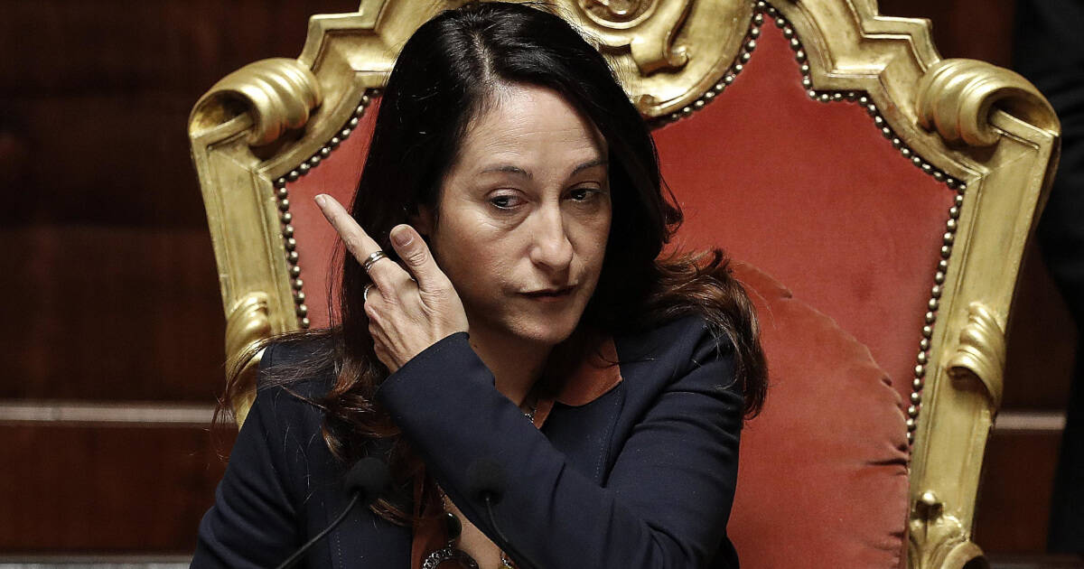 Paola Taverna inaugura lo Spazio 5 Stelle Caserta, con Santillo, Micillo e Mucherino - Caserta ...