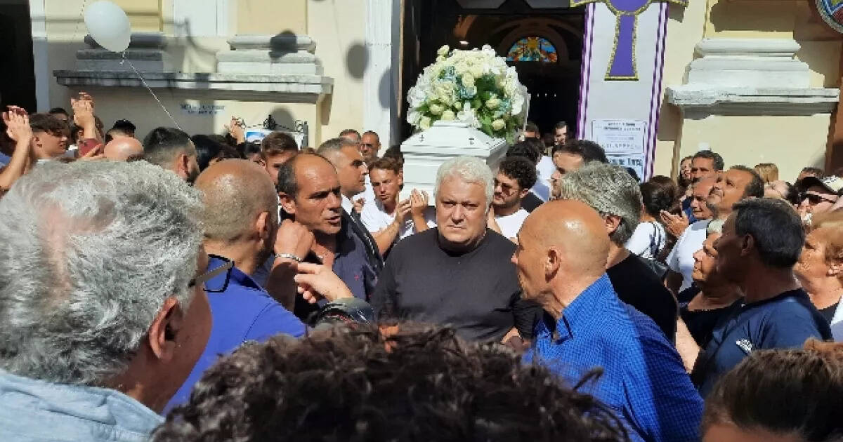 Funerali del 17enne ucciso, la sorella: "Il mio gigante buono... chi mi ...