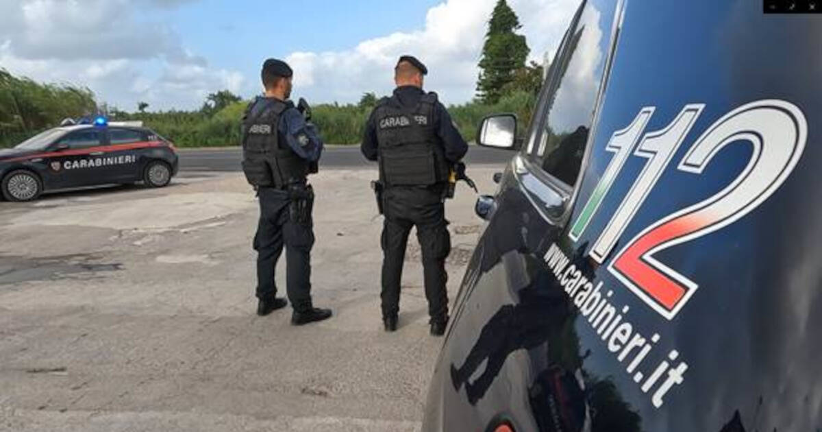 Extracomunitaria aggredisce con una bottiglia due persone e si scaglia contro i carabinieri ...