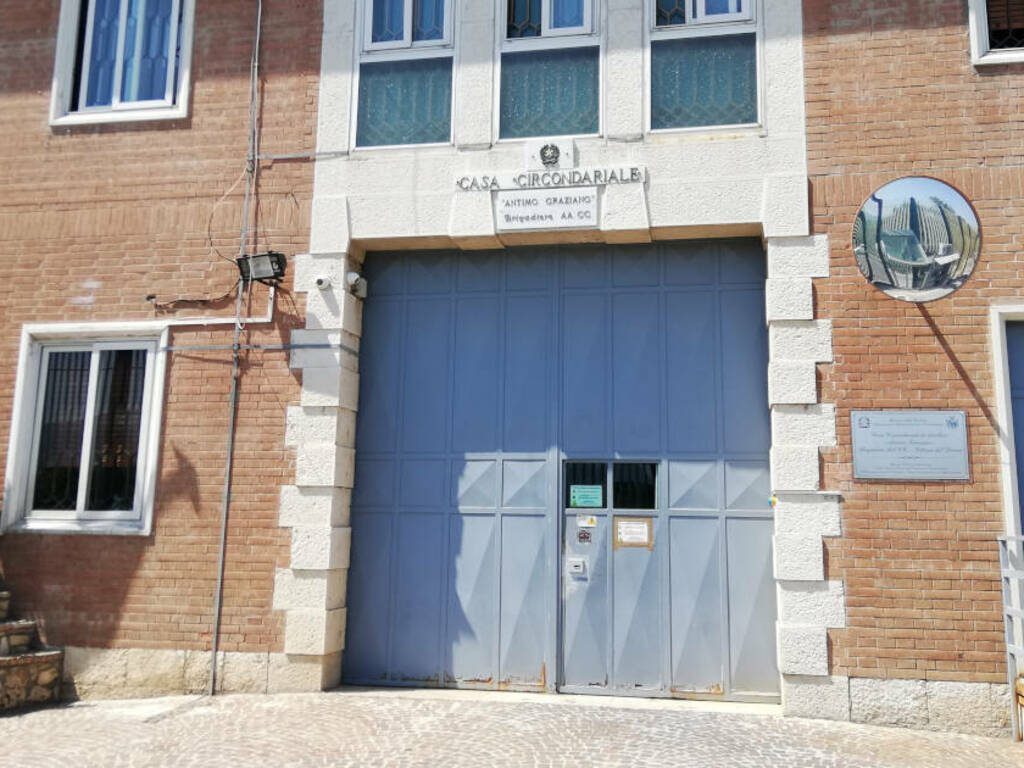 Introduce droga e telefonini nel carcere di Avellino | arrestato medico ... Introduce droga e telefonini nel carcere di Avellino | arrestato medico ...