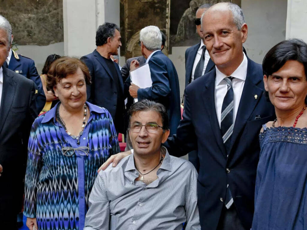 Teverola: folla e dolore ai funerali del poliziotto M.O.V.C. Nicola ...