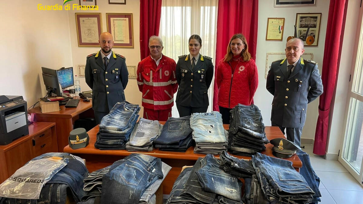 Caserta: Guardia di Finanza dona alla Croce Rossa capi di abbigliamento ...