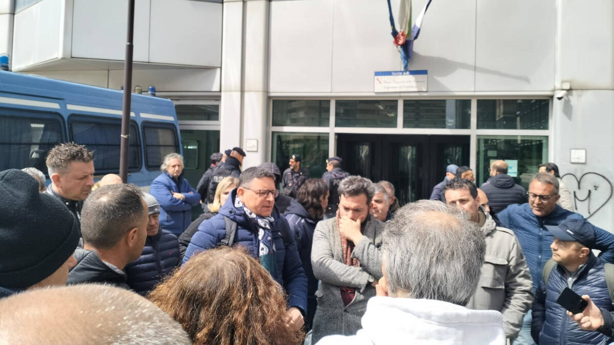 Softlab: lavoratori in presidio alla Regione, "Subito la Cig" - Caserta ...