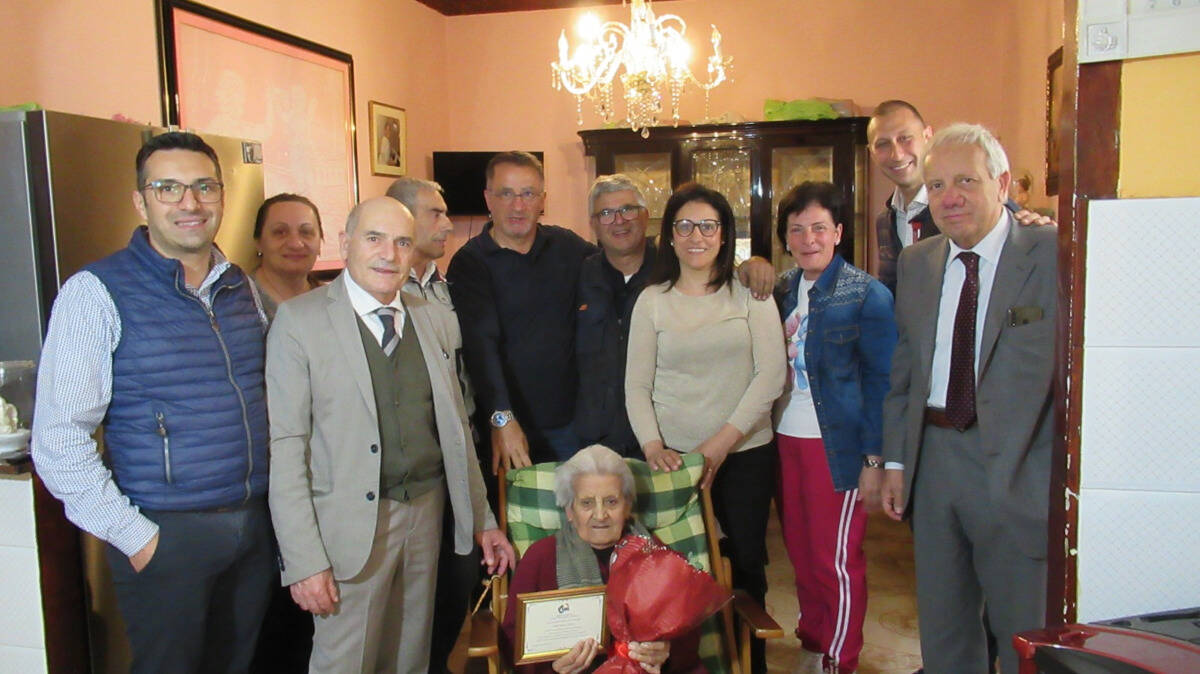 La UIL Pensionati Caserta consegna targa alla iscritta centenaria ...
