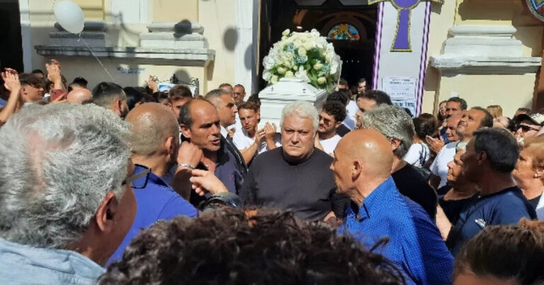 Funerali del 17enne ucciso, la sorella: "Il mio gigante buono... chi mi ...